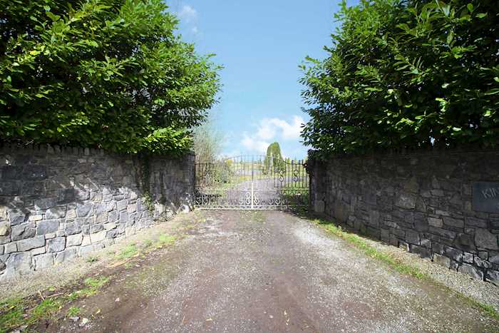 Property: Matt Dunne & Associates offering almost 40 acres, 38 stables ... Property: Matt Dunne & Associates offering almost 40 acres, 38 stables ...